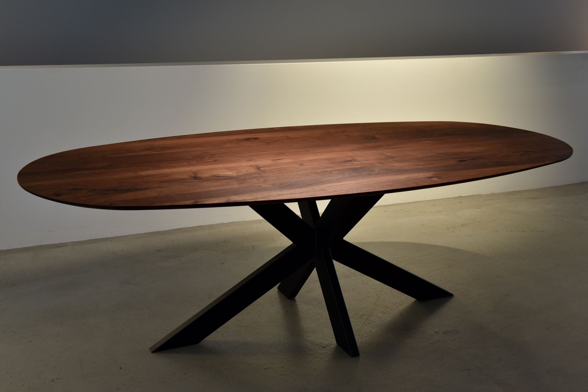 Tisch Oval in Nussbaum– Möbel Factory